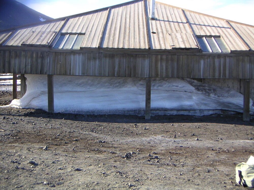 Snow and ice build up, Scott's 'Discovery' Hut (003) | Antarctic ...