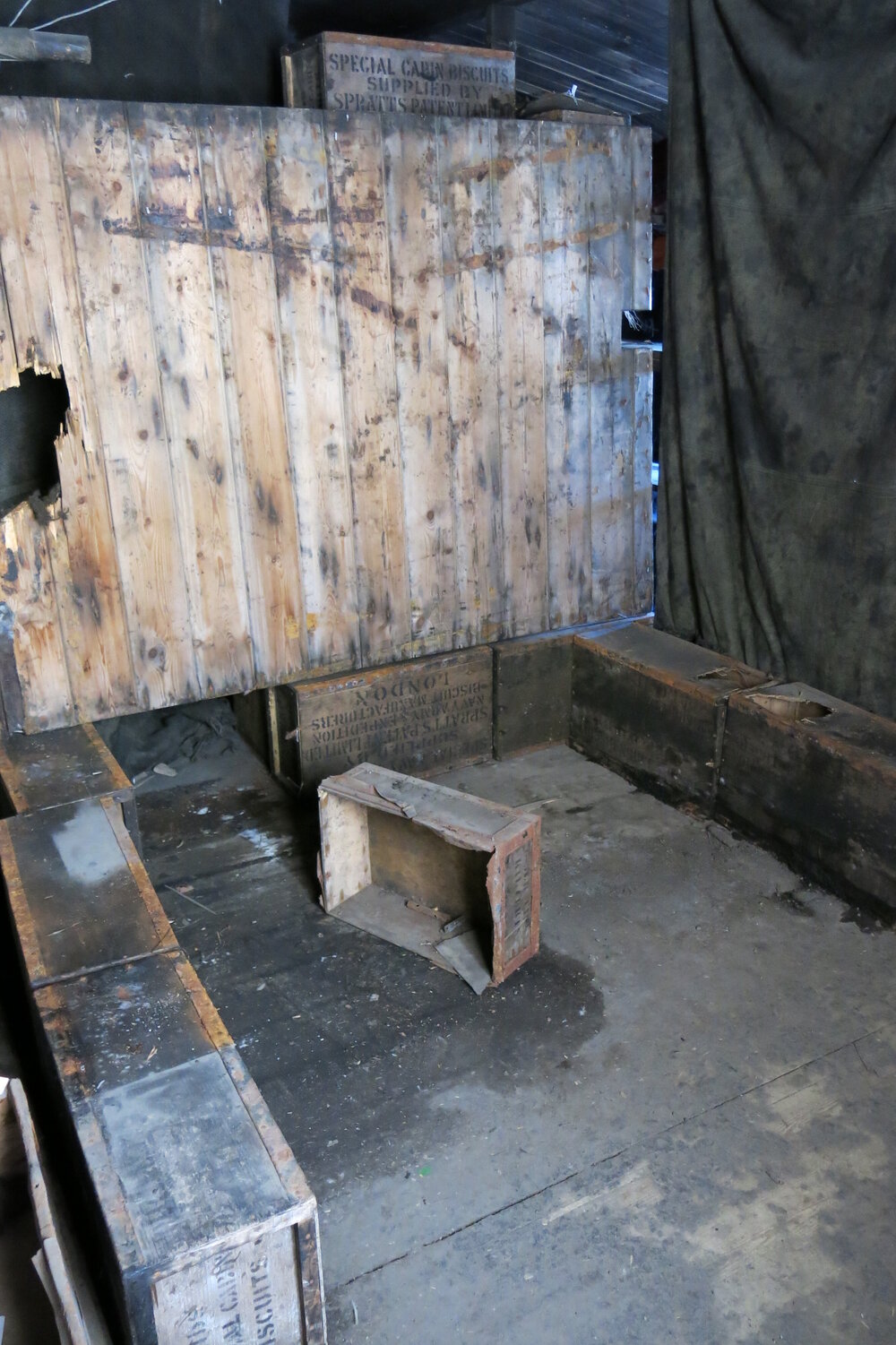 2013-14 Location image, sleeping platform, Scott's 'Discovery' hut, Hut ...