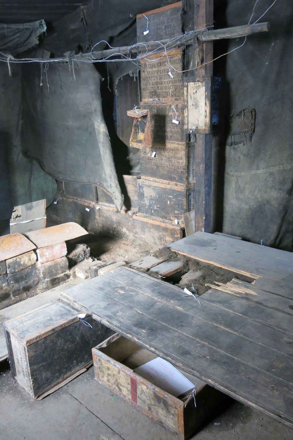 2013-14 Location image, sleeping platform, Scott's 'Discovery' hut, Hut ...