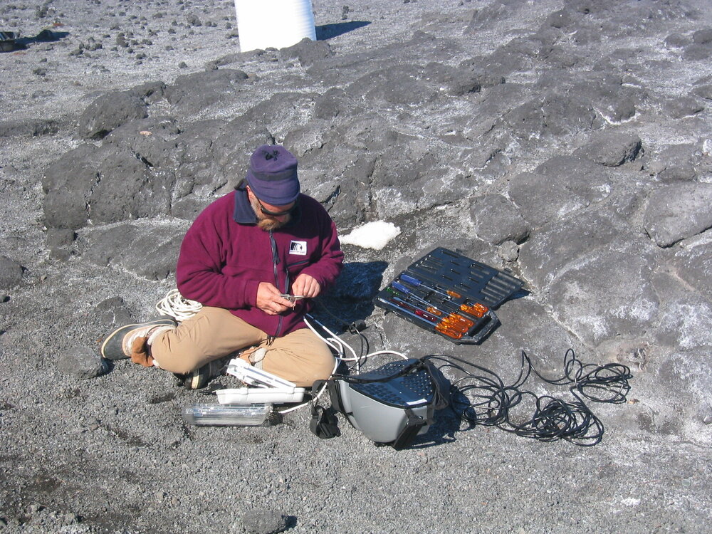 2006 Al Fastier working at Cape Royds | Antarctic Heritage Trust