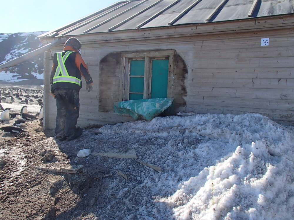 2015-16 Al Fastier working on west window (001) | Antarctic Heritage Trust