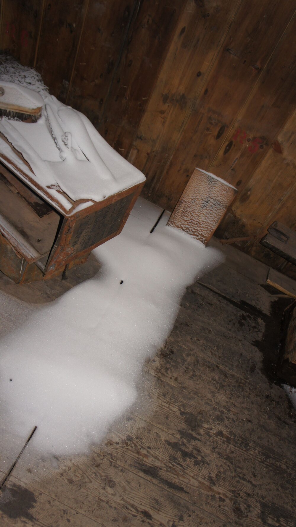 Snow ingress, interior of Scott's 'Discovery' hut | Antarctic Heritage ...