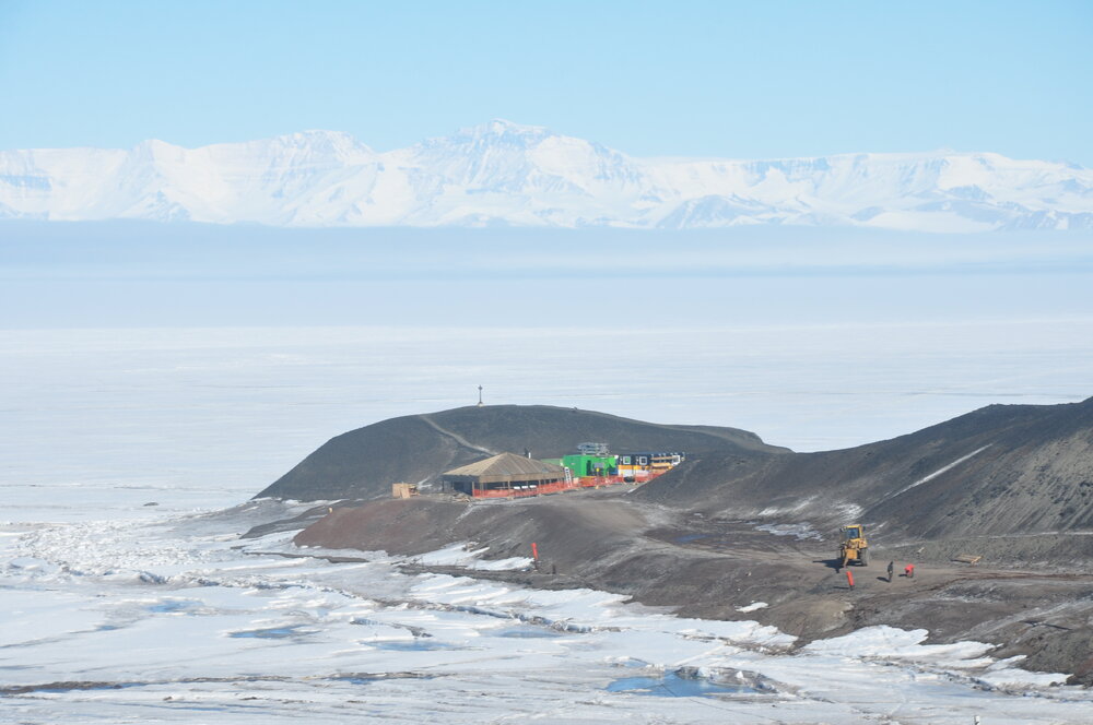 2013-14 AHT site set up around Scott's 'Discovery' hut, Hut Point ...